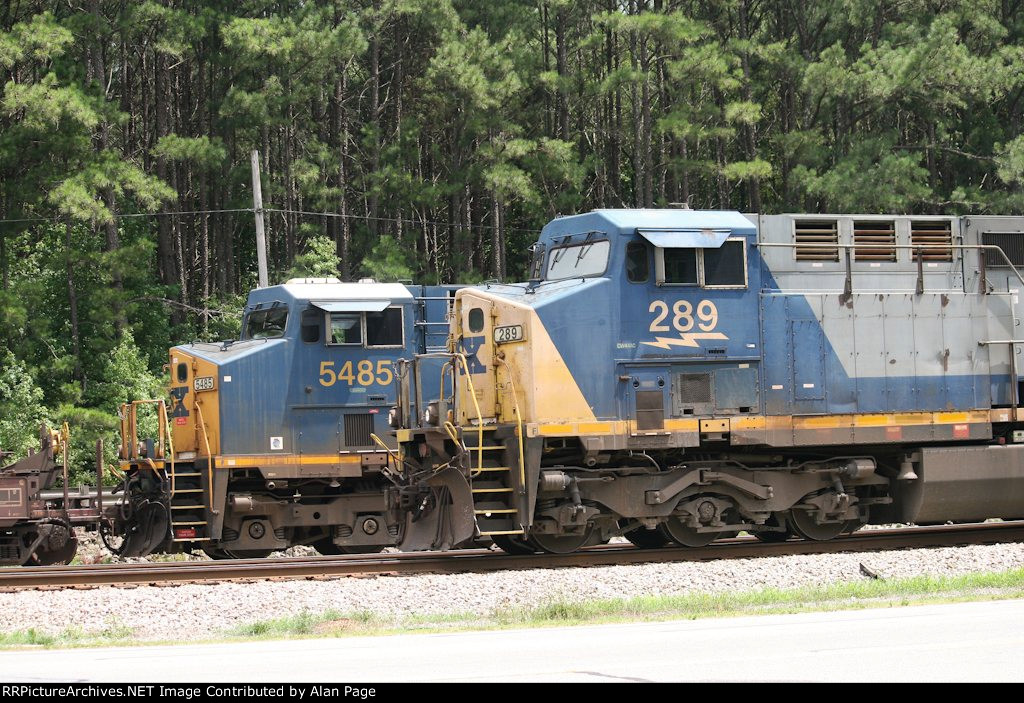 CSX 5485 passes as 289 waits for green